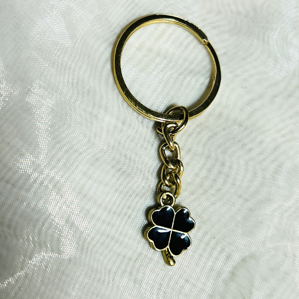 Black Clover Leaf Keychain – Scrunchit